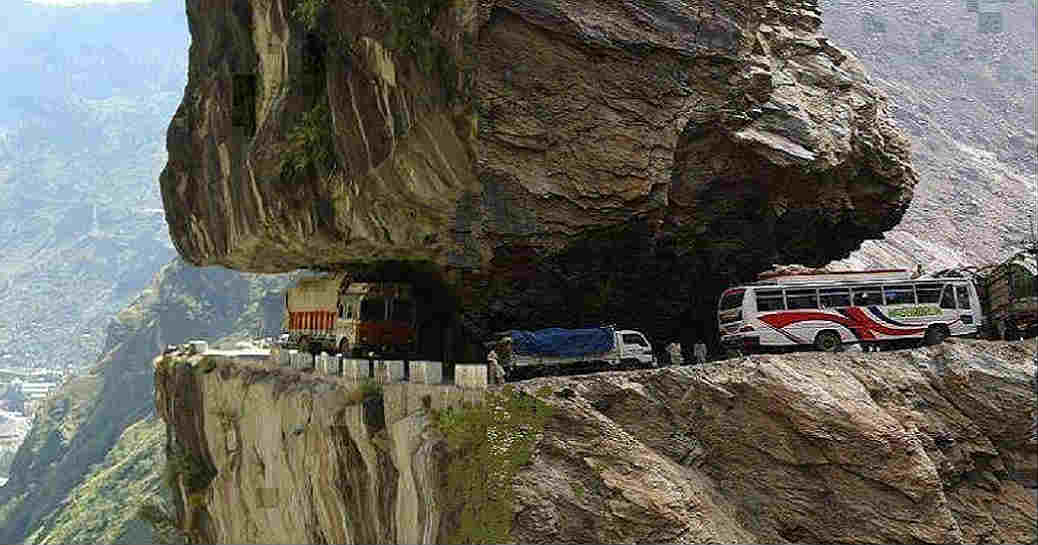 17 Photos Of Deadly Indian Roads That Will Give You A Heart Attack