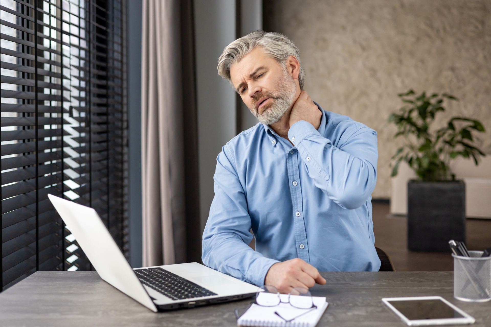 How To Fix Forward Head Posture: Desk Worker's Guide To Neck Pain ...